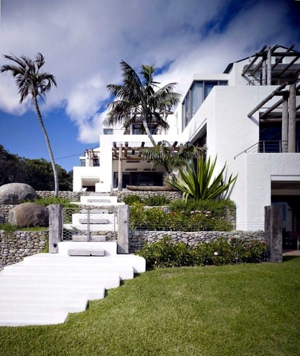 Beach house with infinity pool offers stunning views to the sea | Avso