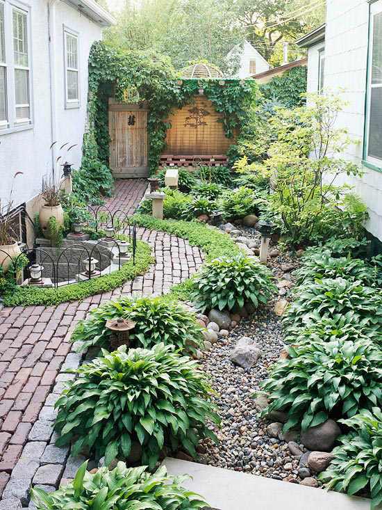 Clever Landscaping – stylish transition from the front to the back yard ... Clever Landscaping – stylish transition from the front to the back yard ...