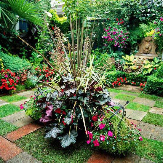 Clever Landscaping – stylish transition from the front to the back yard ... Clever Landscaping – stylish transition from the front to the back yard ...