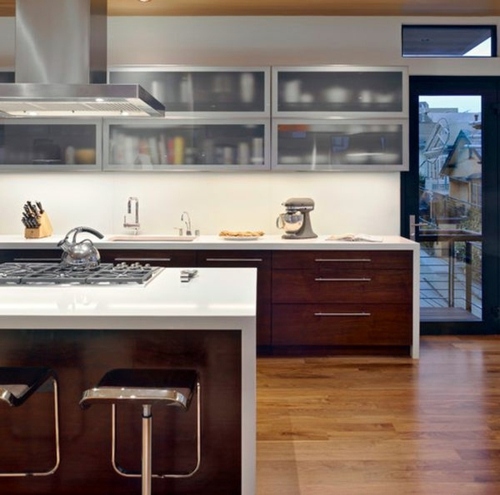 China cabinet and glass display case for a bright kitchen | Avso